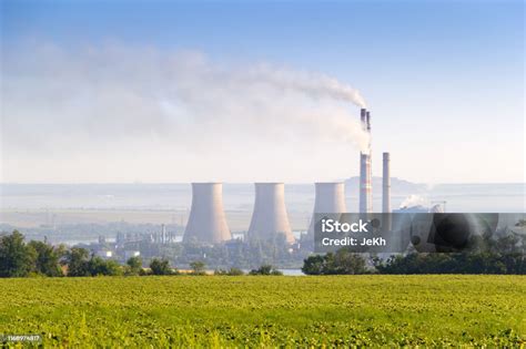환경 오염 개념 열전 공장의 파이프 및 타워 전경에 녹색 해바라기 필드와 나무 심기 산업에 대한 스톡 사진 및 기타 이미지 산업 열 개념 원기 회복 Istock