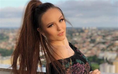 Desvendando Larissa Manoela Artista Mulher E Máquina De Fazer Dinheiro