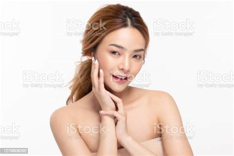 아름다운 아시아 젊은 여자 감동 부드러운 뺨 미소 와 깨끗 한 신선한 피부 행복과 쾌활 한 긍정적인 감정 흰색 배경에 고립 된 뷰티 화장품 및 얼굴 치료 개념 20 24세에