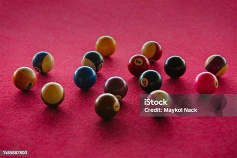 확산된 빛으로 밝혀진 빨간색 패브릭 테이블에 다양한 색상의 다양한 당구공이 있습니다 0명에 대한 스톡 사진 및 기타 이미지 0명 공 스포츠 장비 당구 Istock