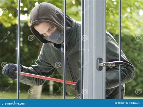 Inbrottstjuv Som Bryter I Ett Hus Stock Illustrationer Illustration Av Ange Otyg 45868193