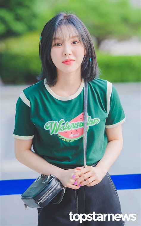 [hd포토] 레드벨벳 Red Velvet 웬디 궁금궁금…완람쥐 눈망울 웬디의 영스트리트 출근길 네이트 연예