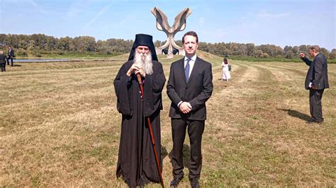 ПРИНЦ НАСЛЕДНИК ФИЛИП ОДАО ПОШТУ НЕВИНИМ ЖРТВАМА ЈАСЕНОВЦА Краљевска породица Србије