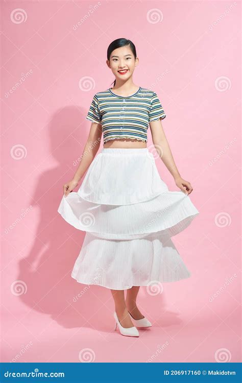 Atractiva Chica Dulce Sosteniendo Su Falda Girando Disfrutar De Usar