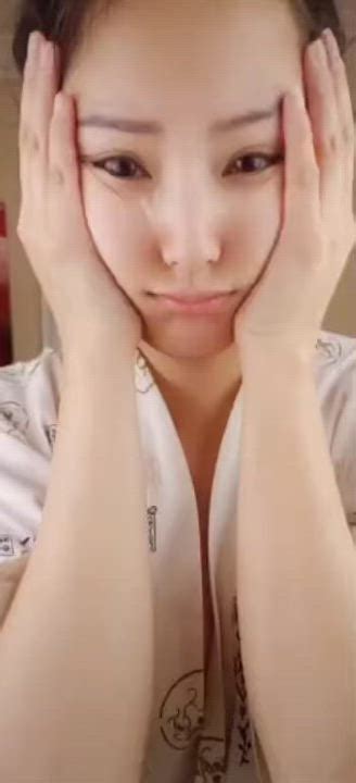 Cute Asian Cleavage Scrolller