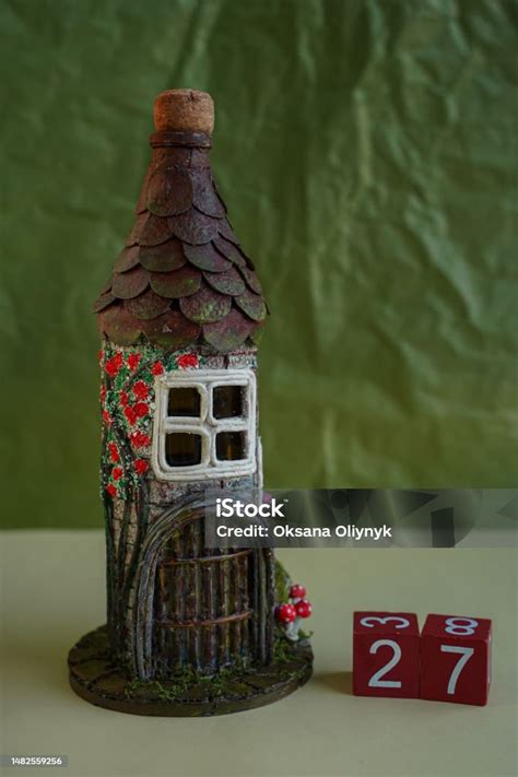 병과 붉은 나무 큐브 형태의 장식적인 동화 속 빈티지 하우스 타워는 27번입니다 Diy 그런지 스타일의 수제 장식 날짜 시간