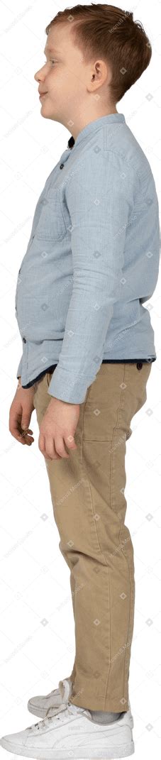 프로필에 서 있는 소년 사진