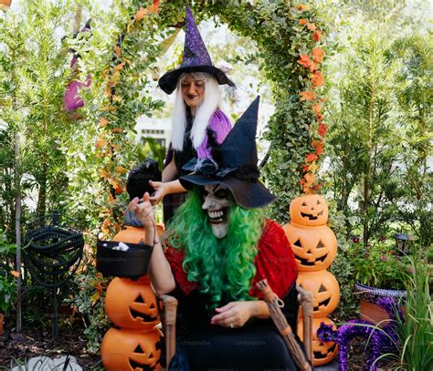 아이와 호박이있는 옷을 입은 사람 사진 Unsplash의 할로윈 이미지