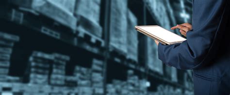 물류 및 운송 개념 현대 무역 창고 물류에 대한 태블릿 검사 및 제어 및 계획을 사용하는 사업가 관리자 공장 산업 건물에 대한 스톡 사진 및 기타 이미지 Istock