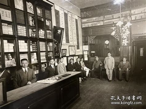 图民国福安隆南纸店大尺寸商号内景老照片商号文献 墙上挂着售卖的字画对联纸张等 拍品信息 网上拍卖 拍卖图片 拍卖网 拍卖网站