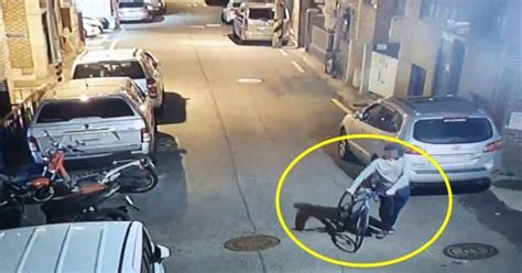 택배차 지켜보던 수상한 자전거새벽 배송 내려놓자 슬쩍