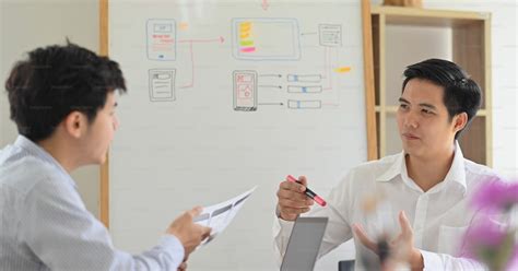 웹 디자이너 팀워크 개념 Ux Ui 디자이너 계획 레이아웃 응용 프로그램 휴대 전화 모형 사진 Unsplash의 실내 이미지