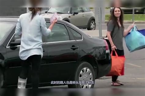 美女用拐杖怒砸汽车恶作剧，路人措手不及，套路真是一环接一环
