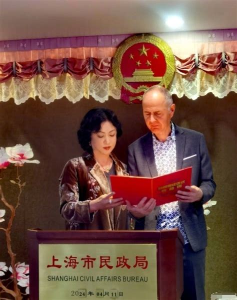 金星官宣与丈夫汉斯领证复婚，56岁的她变得越来越慈眉善目腾讯新闻