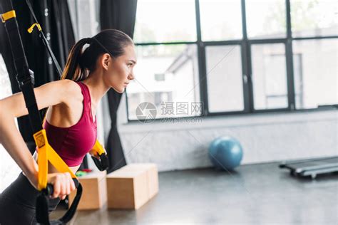 在体育馆与抵抗乐队进行亚裔女运动高清图片下载 正版图片503523253 摄图网