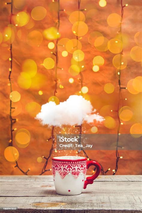 나무 테이블에 눈이 내리는 구름과 보케 조명이 있는 홀리데이 머그컵 0명에 대한 스톡 사진 및 기타 이미지 0명 가정 생활 겨울 Istock