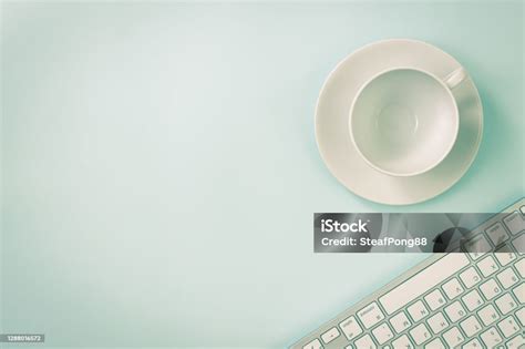 빈티지 톤의 상단 보기에 현대 클린 오피스 데스크 또는 사무실 테이블에 커피 컵과 키보드 사무실에 대한 스톡 사진 및 기타 이미지 사무실 책상 하이 앵글 Istock