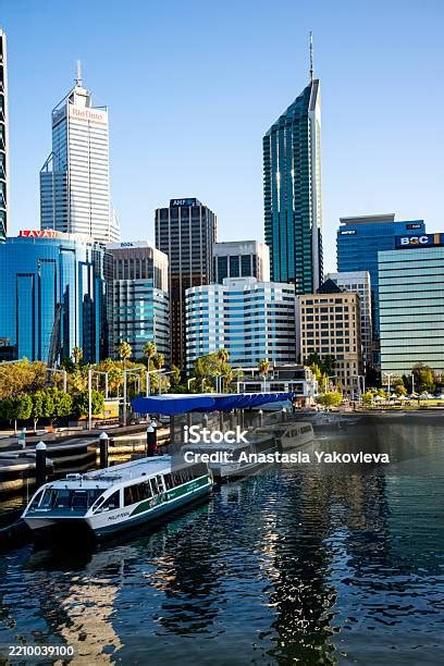 현대적인 도시 풍경을 배경으로 한 엘리자베스 키 페리 터미널 호주 퍼스 2020년 1월 퍼스 호주에 대한 스톡 사진 및 기타 이미지 퍼스 호주 웨스턴오스트레일리아 주
