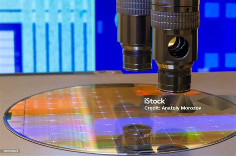 현미경으로 테스트를 검사하는 기계 공정에 반도체 마이크로 칩이있는 실리콘 웨이퍼 반도체에 대한 스톡 사진 및 기타 이미지