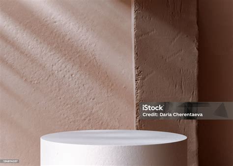 빛과 그림자 베이지 색 3d 렌더링 배경 제품 디스플레이 개체 배치 모형 룸 제품 프리젠 테이션을위한 비어있는 미니멀 한 기하학적 단순 모양의 돌 연단 받침대에 대한 스톡