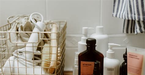 개인 관리 고요함 깨끗한 나무 선반 로션 목욕 필수품 미니멀리스트 미니멀리즘 바구니 바디 케어 백단 병 붓 세면 용품 수건 스킨케어 스파 스파