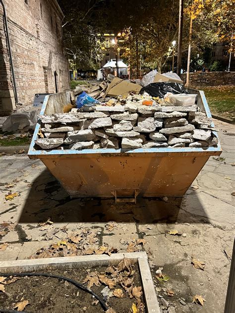 Нешо On Twitter сељачишта види како фрлаат шут кога реновират кафана у центар и види им ги