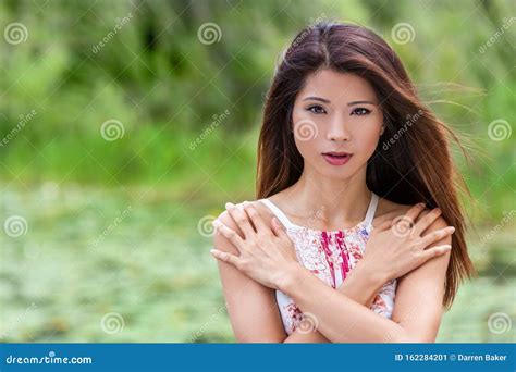 Vackra Kinesiska Asiatiska Unga Kvinnor Utomhus Naturliga Gröna