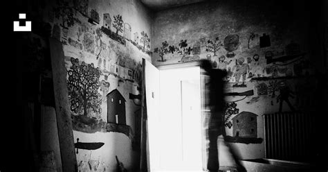 방의 문 앞에 서있는 사람 사진 Unsplash의 무료 건물 이미지