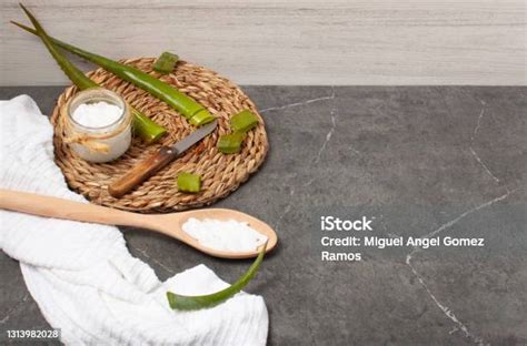 알로에 베라와 칼로 베라를 곁들인 트롭트와 알로에 베라의 칼을 잘라 텍스트를 위한 복사 공간이 있는 크림을 만드는 알로에 베라로 만든 핸드 크림 항아리의 정물 개념 0명에