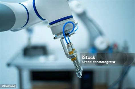 로봇 공학 산업 공학 프로그래밍 및 조작 로봇 핸드 암 산업용 로봇 공학 설계 첨단 기술 시설 현대 기계 학습 대량 생산 자동화 0명에 대한 스톡 사진 및 기타 이미지