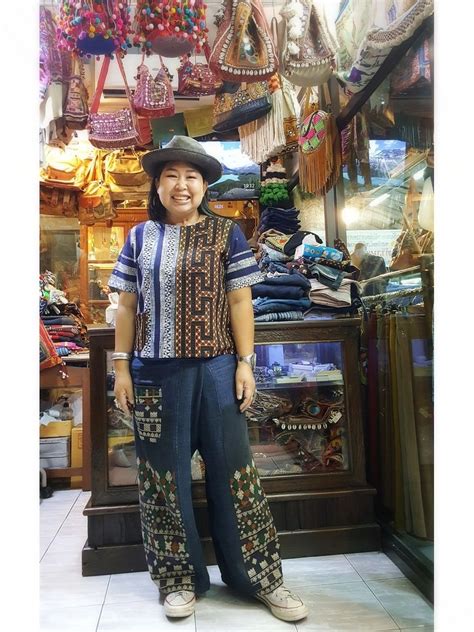 กางเกงทรงเล หรือกางเกงสะดอ ผ้าใยกัญชงทอมือย้อมคราม ผ้านิ่ม ดีค่ะ แต่งด้วย งานผ้าปักมือ ชนเผ่า