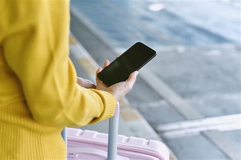 공항 여행 및 대 중 교통 개념에서 택시 자동차 서비스를 예약 하기 위한 스마트 폰 응용 프로그램을 사용 하 여 여행자 공항에 대한 스톡 사진 및 기타 이미지 Istock