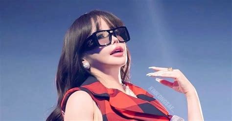 박봄 필터 논란 해명 후 여신 미모 마이크 들고