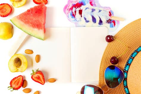 신선한 열매 녹인 아이스크림 선글라스를 곁들인 모자를 곁들인 빈 메모장의 평평한 평지 개념에 대한 스톡 사진 및 기타 이미지 개념 건강한 식생활 공란 Istock