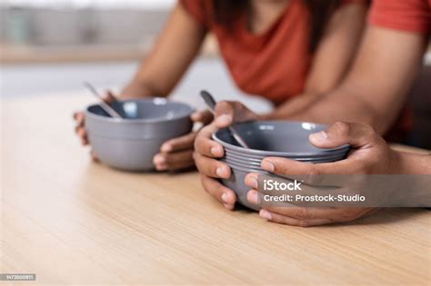 자른 밀레니엄 아프리카계 미국인 남자와 여자는 부엌의 테이블에서 빈 접시를 손에 들고 닫습니다 2명에 대한 스톡 사진 및 기타 이미지 Istock