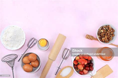 부엌 배경 요리 딸기 체리 파이 조리법 달걀 밀가루 설탕 딸기 꿀 상단 보기 평평한 평지 베이커리 배경 현대 베이커리 컨셉 0명에 대한 스톡 사진 및 기타 이미지 Istock