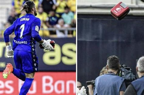 Cádiz Fan In Cardiac Arrest In The Stands Ledesma Launches A Defibrillator