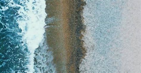 거품 경치 공중 기류 난기류의 넓은 바다 다이나믹한 대양 같은 모래 모래로 뒤덮인 물 물을 튀기는 밀물과 썰물 바다 바다 경치 바다 살포 바다의