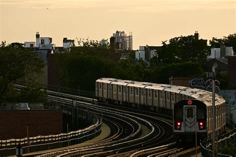 昼間の線路を走る白と赤の列車の写真 Unsplashの列車の無料画像