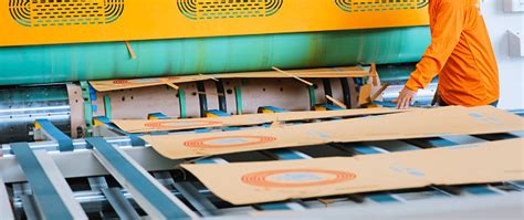 골판지 상자 판지 절단 및 인쇄 자동 기계 작동 실내 창고 공장 물류 포장 산업 비즈니스 산업 직업 또는 직장 개념에 있는 사람들 포장에 대한 스톡 사진 및 기타 이미지