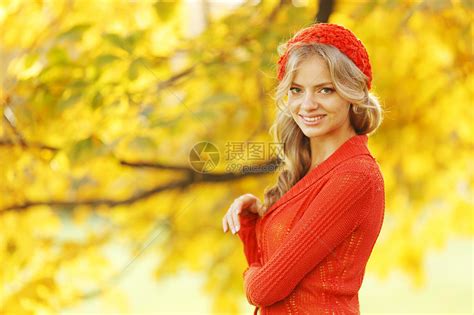 秋季妇女喜悦红色女士成人女性微笑叶子金发帽子快乐高清图片下载 正版图片321836987 摄图网