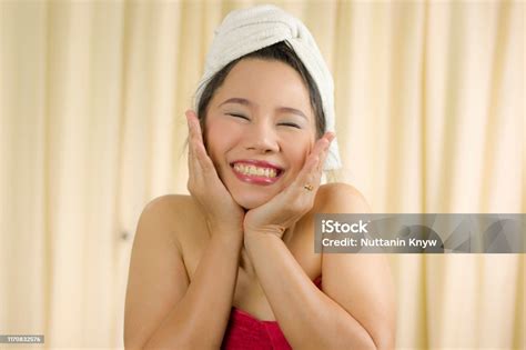 아시아 여자 는 샤워 후 수건에 싸여 머리를 씻은 후 그녀의 가슴을 커버하는 치마를 착용 건강한 생활방식에 대한 스톡 사진 및 기타 이미지 건강한 생활방식 관능