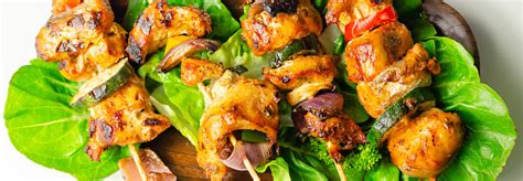 빙산 양상추에 닭고기 호박 버섯 고추 양파를 곁들인 구운 꼬치 샐러드에 대한 스톡 사진 및 기타 이미지 샐러드 굽기 소풍