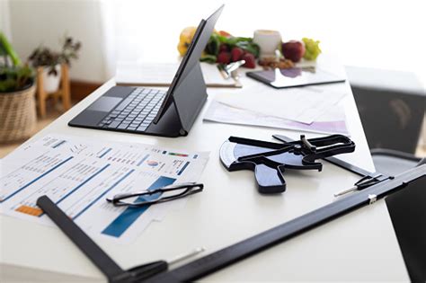 인체 측정 기기 영양 계획 건강 식품 데스크탑 Pc 디지털 태블릿 및 체질량 지수 측정 보고서가 있는 영양사 책상 계획에 대한 스톡 사진 및 기타 이미지 Istock