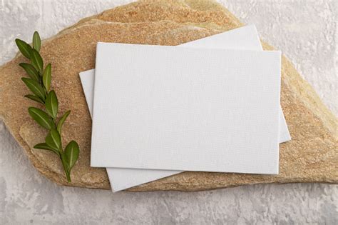 흰색 종이 명함 회색 콘크리트 배경에 자연 돌과 박스 우드 지점모형 빈 평평한 평지 상단 보기 정물 캔버스 복사 공간 0명에 대한 스톡 사진 및 기타 이미지 Istock