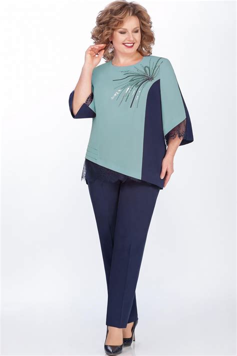 Нарядный комплект туника и брюки Туника полуприлегающего силуэта выполнена из королевского