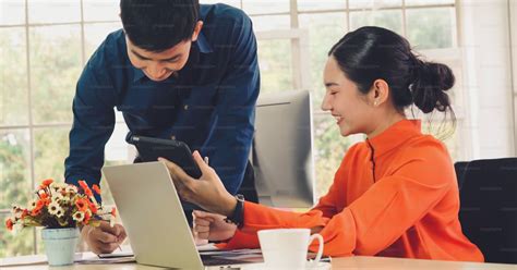 두 명의 사업가가 사무실 회의실에서 프로젝트 전략에 대해 이야기합니다 사업가는 재무 데이터 보고서에 대한 대화와 조언을 하면서 현대 직장에서 동료와 프로젝트 계획에 대해