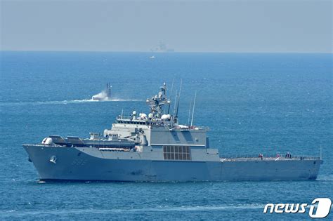 해병대 상륙 지원하는 해군 천왕봉함 뉴스1