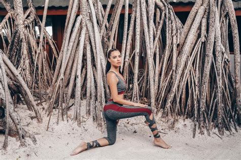 Красивая женщина с темными волосами в костюме спорта ослабляя на Maldive Стоковое Фото