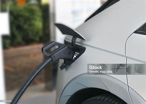 전원 케이블 공급 장치가 연결된 충전소의 Ev 자동차 또는 전기 자동차 전기 자동차 대체 연료 차량에 대한 스톡 사진 및 기타 이미지 전기 자동차 대체 연료 차량 충전